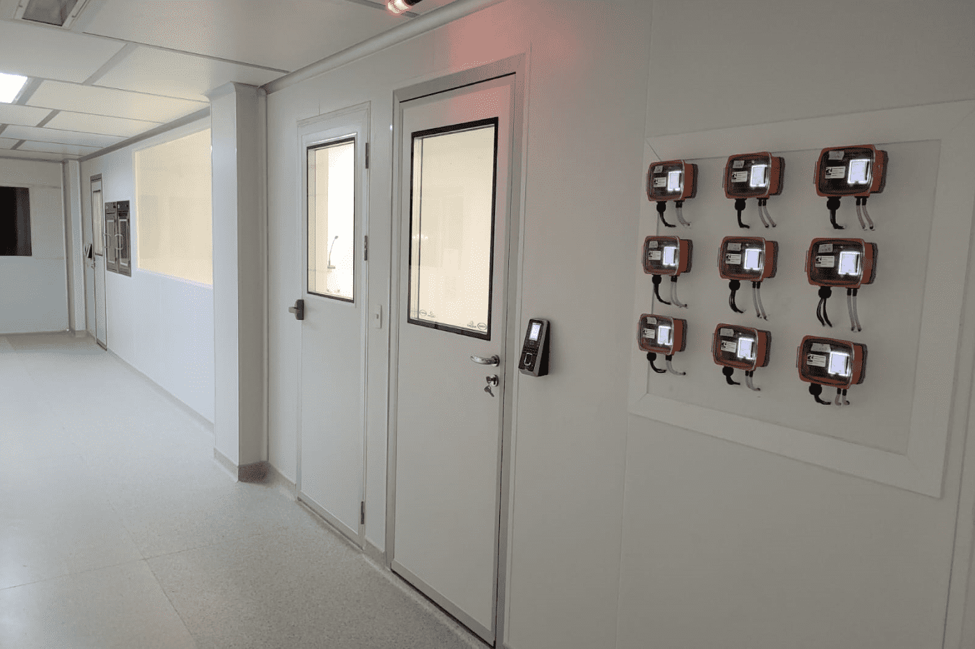 Montagem de Divisórias e Forro com ISOPAINEL - Grupo Engear